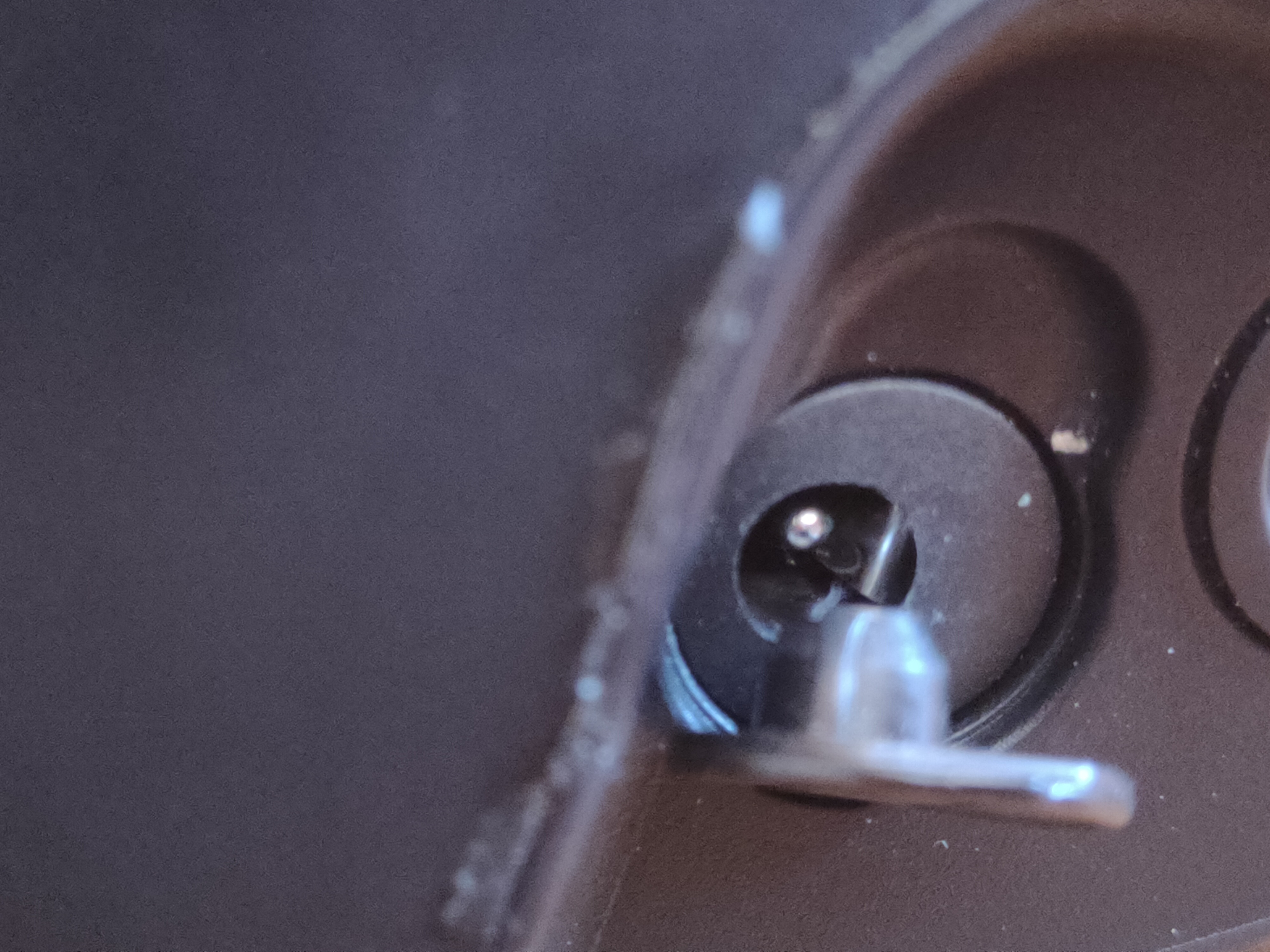 Czyśczenie upalonej blaszki minusa w gnieździe ładowania - co użyć, aby ...