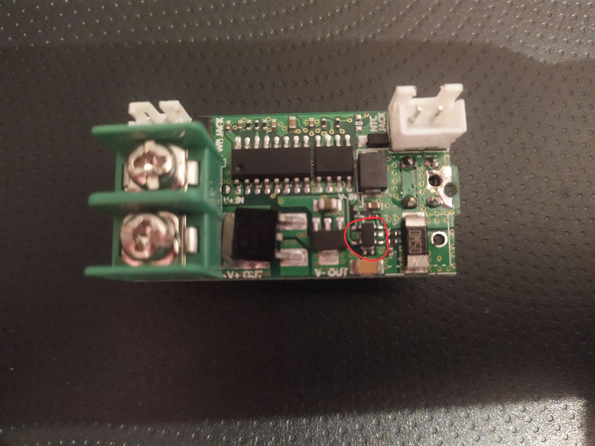Dlaczego mój elektroniczny amperomierz w prostowniku pokazuje zmienne ...