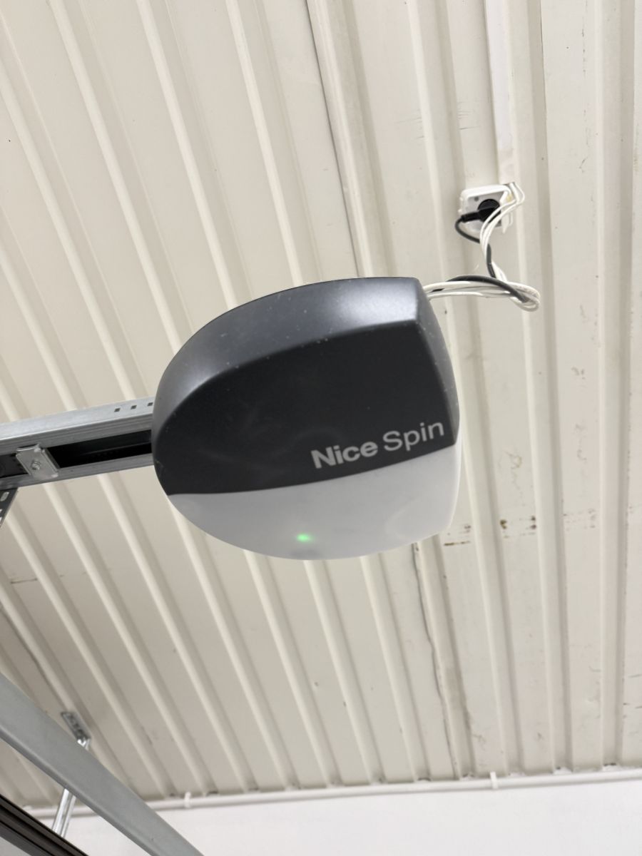 Napęd Nice Spin – brama garażowa odbija po podniesieniu posadzki o 2 cm