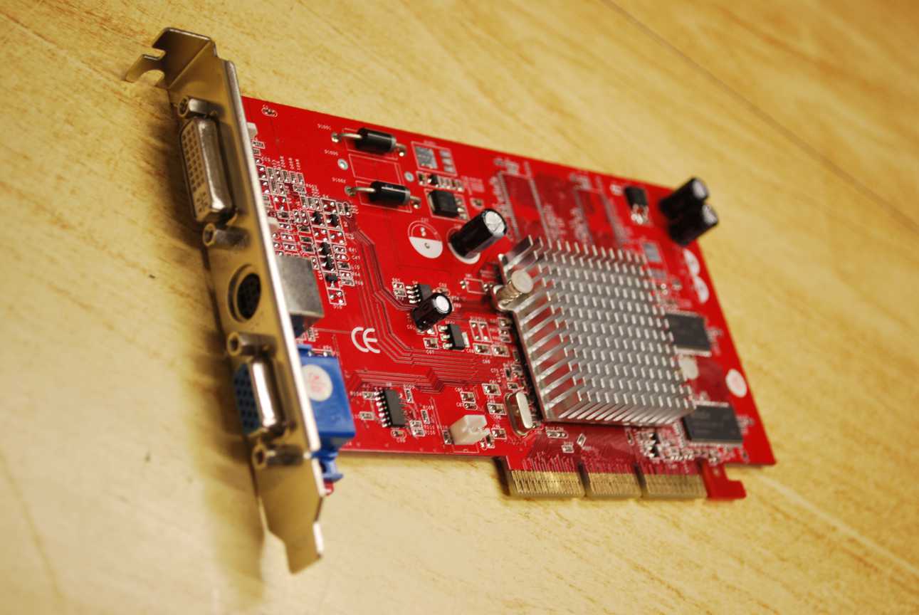 [Sprzedam] Karta grafiki ATI Radeon 9200SE AGPx8 128MB TV-OUT/DVI