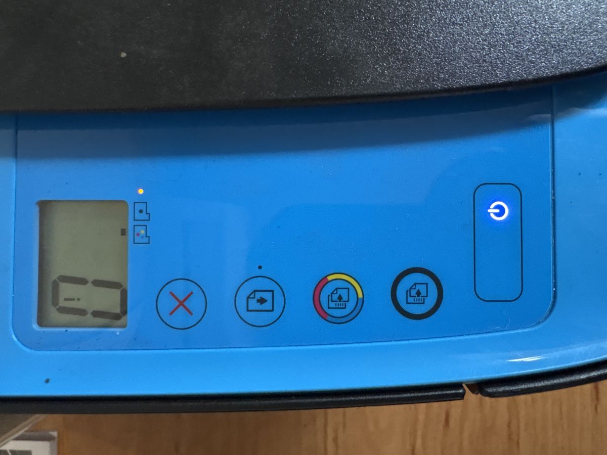 Błędy w drukarce HP INK TANK 319 - czy wymiana głowicy koloru pomoże?