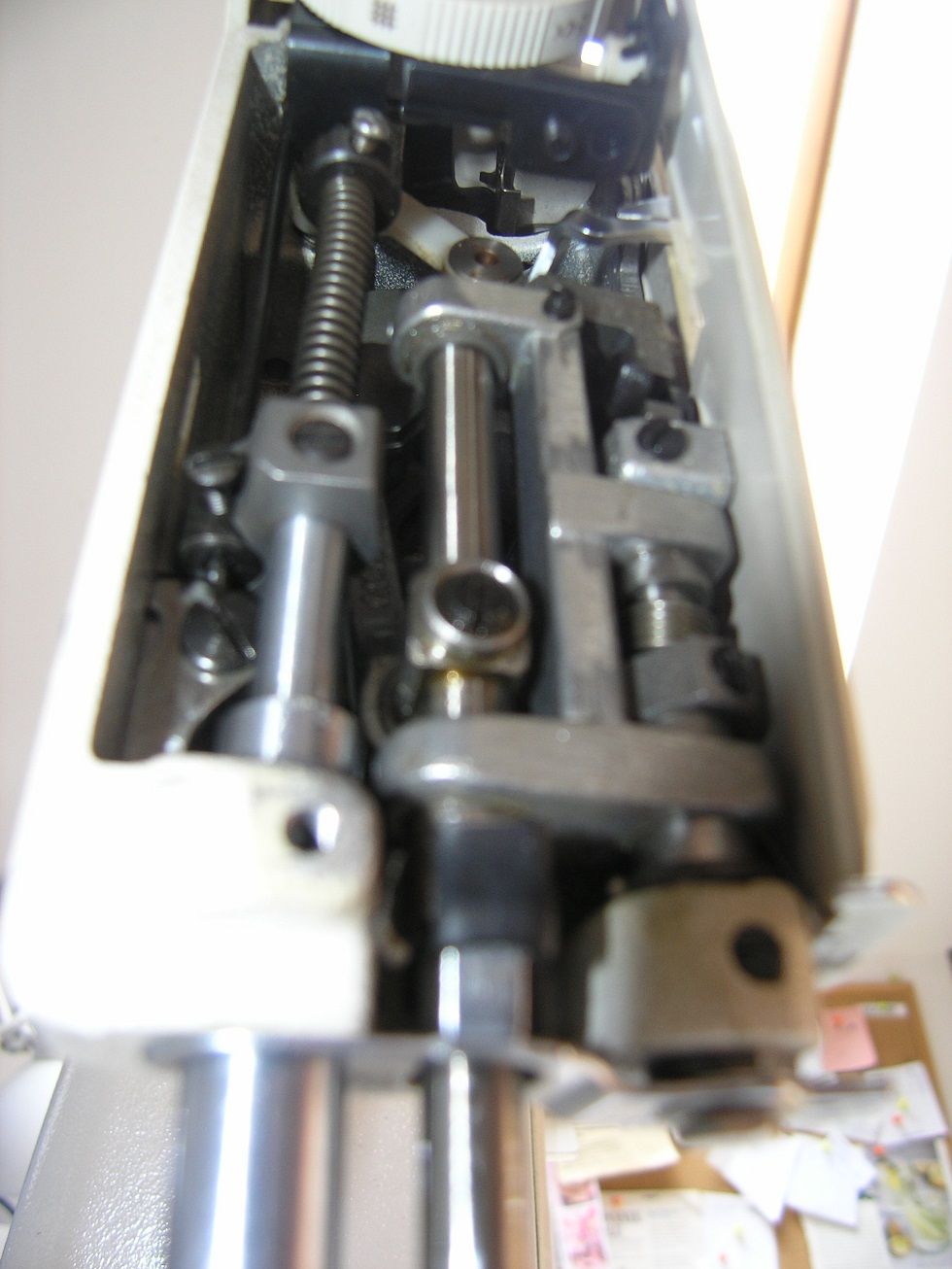 Singer 834 rwie nić - regulacja chwytacza i naciągu nici