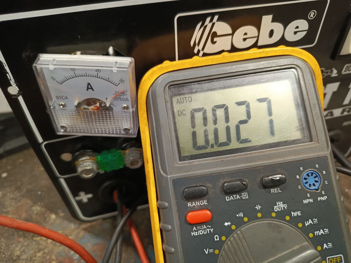 Jak podłączyć nowy amperomierz 30A w prostowniku GEBE POWER START 150?