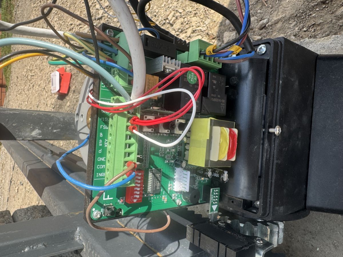 Napęd bramy ARM600 nie reaguje po montażu - świeci czerwona kontrolka