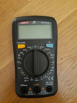 Rodzaj bezpiecznika do multimetru UNI-T UT131D: szybki czy zwłoczny?