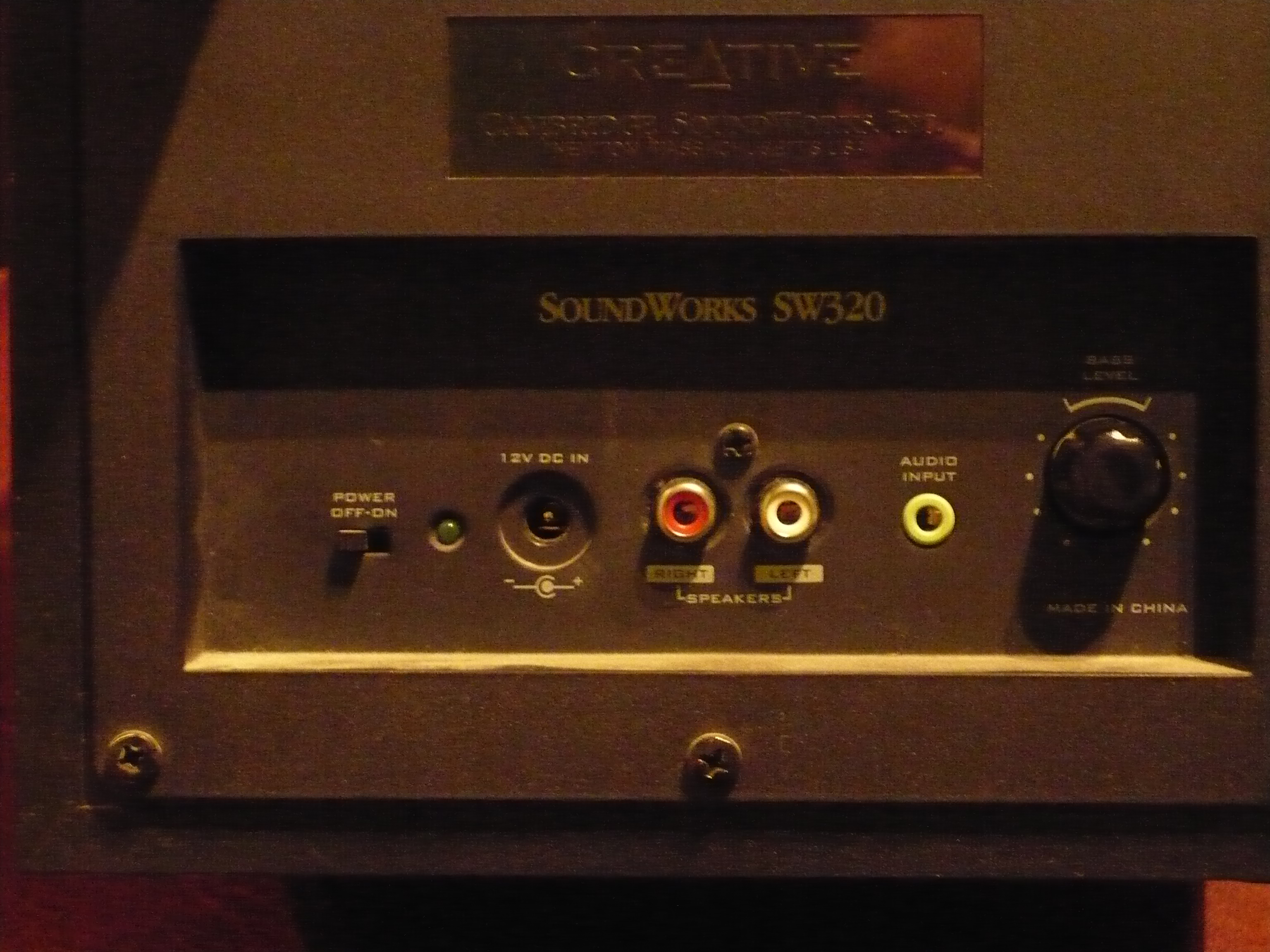 Jak podłączyć subwoofer Creative SW320 do wieży audio – jakie kable i ...