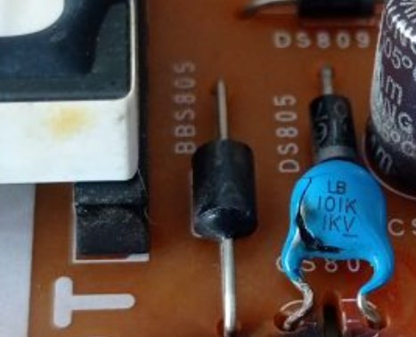 Uszkodzony kondensator 225k 450V w telewizorze Samsung UE40F6270 - poszukiwanie zamiennika.