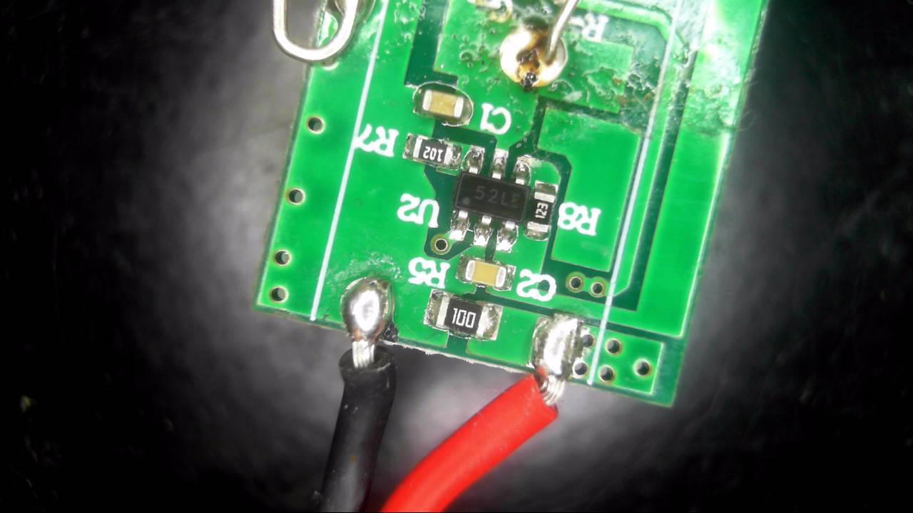 Jak rozpoznać układ SOT26 latarki LED z akumulatorem 18650?