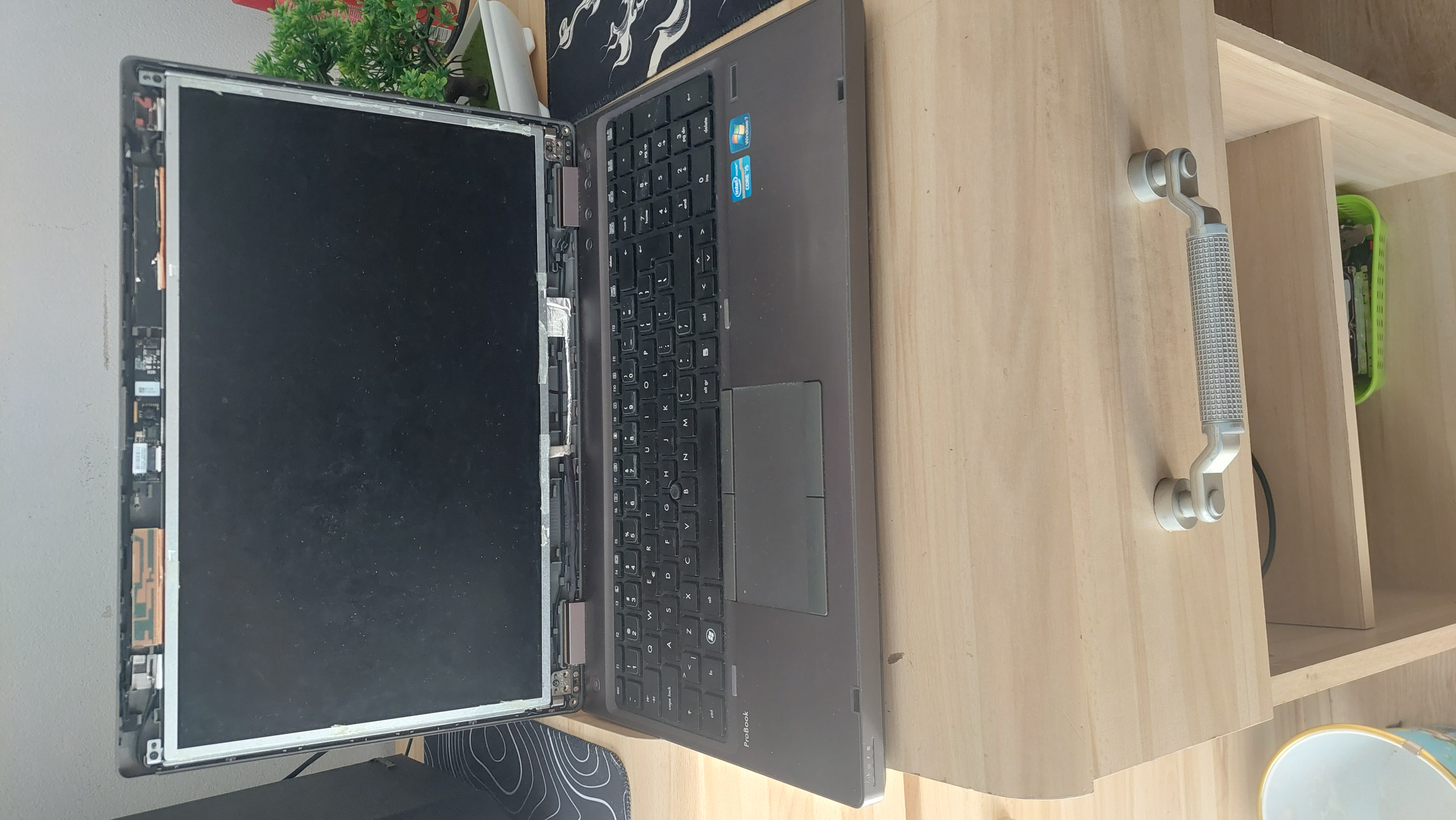 HP ProBook 6560B – laptop uruchamia się, szary ekran, brak obrazu na ...