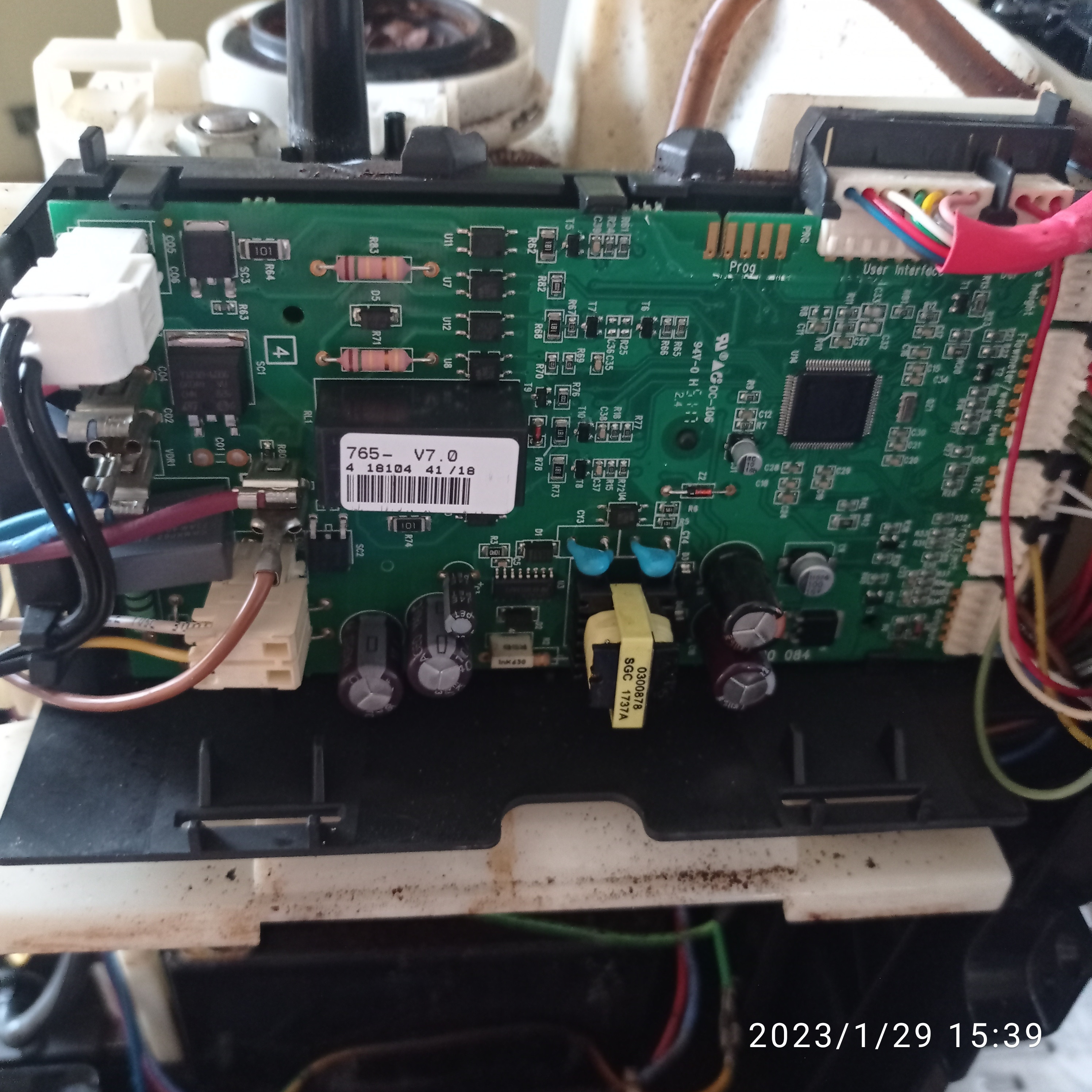 Krups EA88 (TTB145001P, EA880845180068) - Pompa wody działa non-stop po wymianie i wylewa wodę