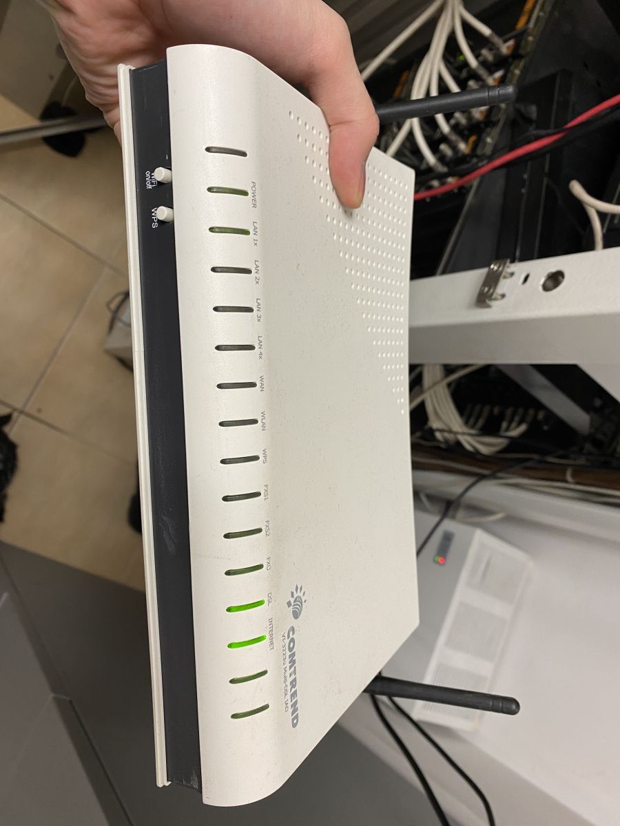 Brak internetu w sieci hotelowej: router, firewall, dwa switche ...