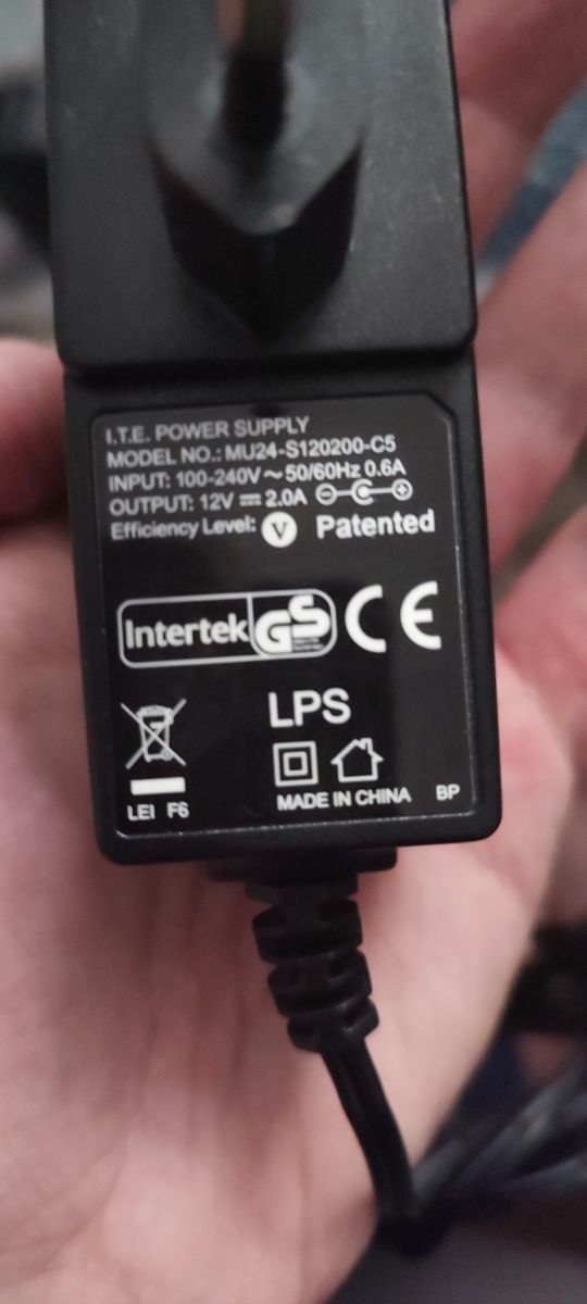 Zastosowanie zasilaczy do starych głośników Creative SW320 w garażu