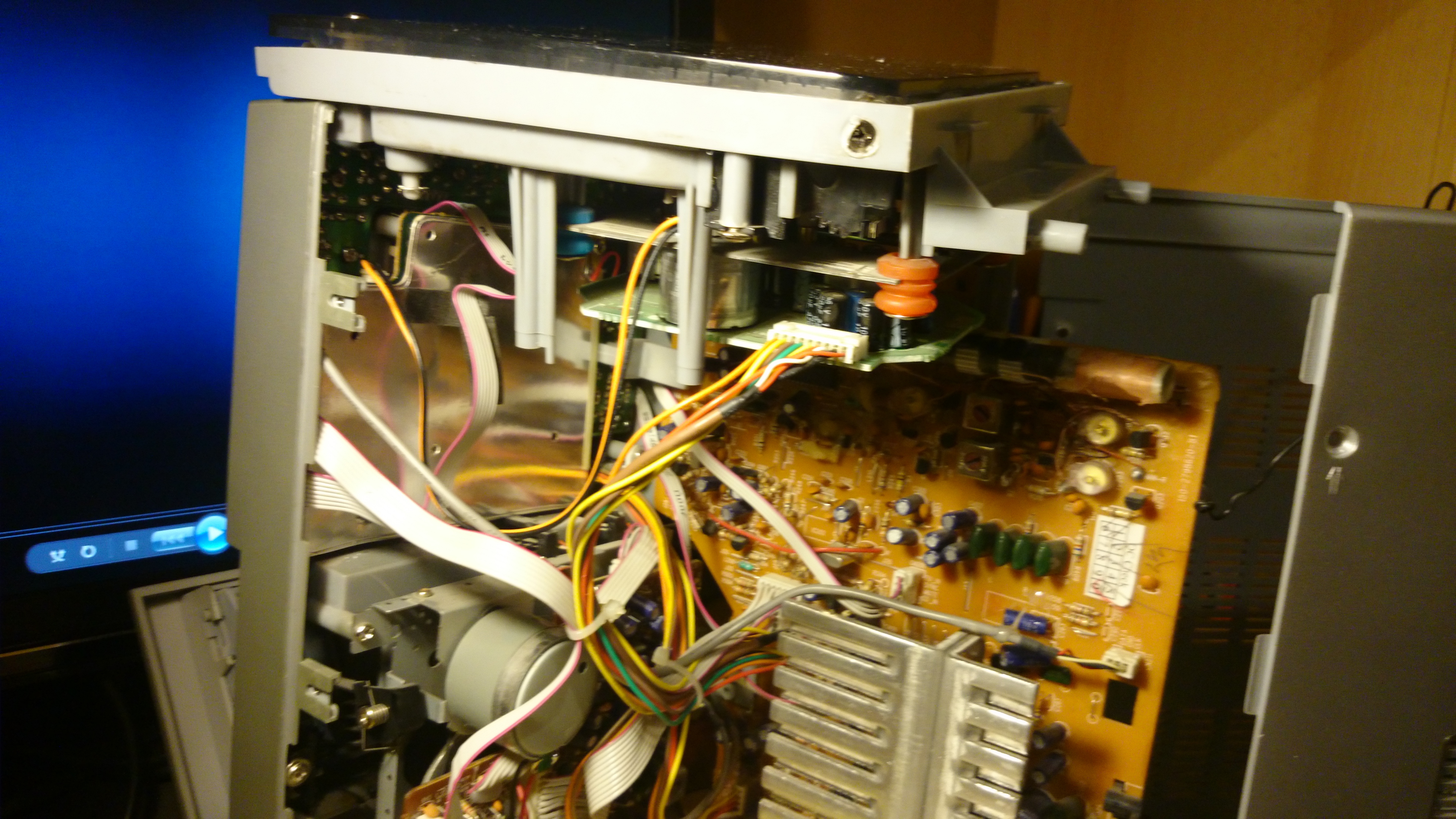 Jak podłączyć wejście AUX do wieży Thomson CS 140?