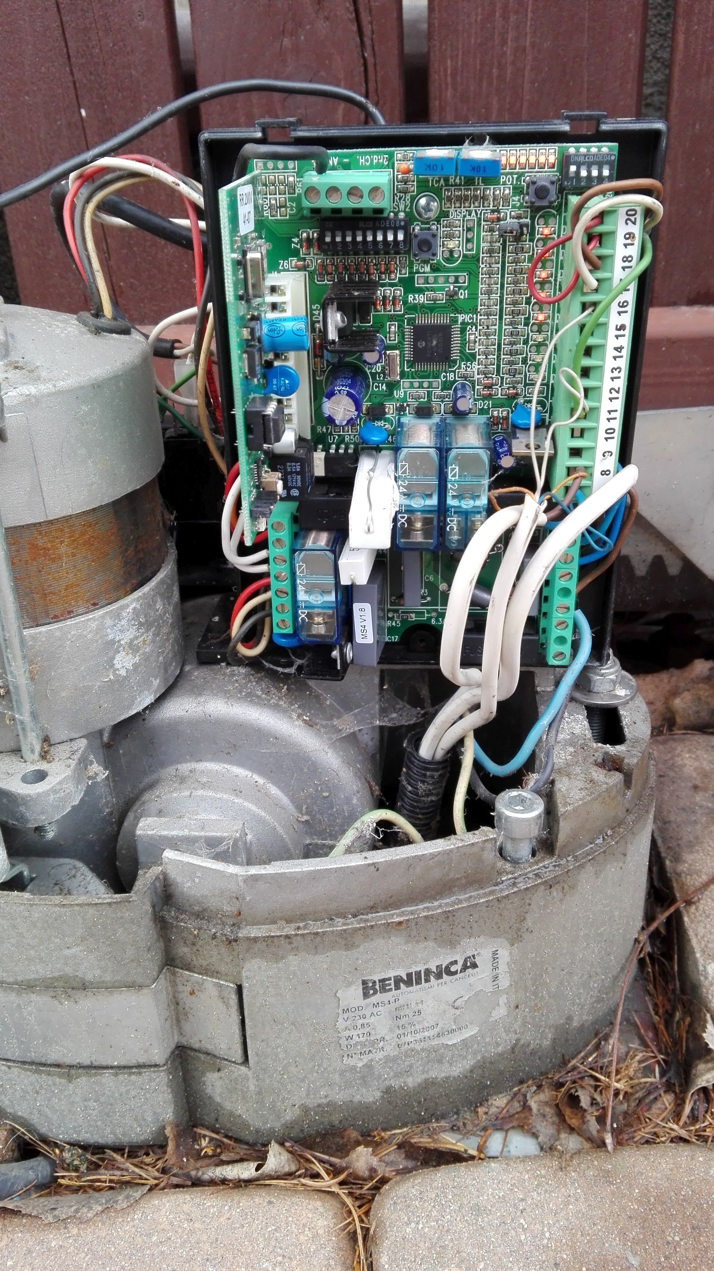 Napęd Beninca MS4-P zatrzymuje się po otwarciu 1/3 bramy, ledy świecą