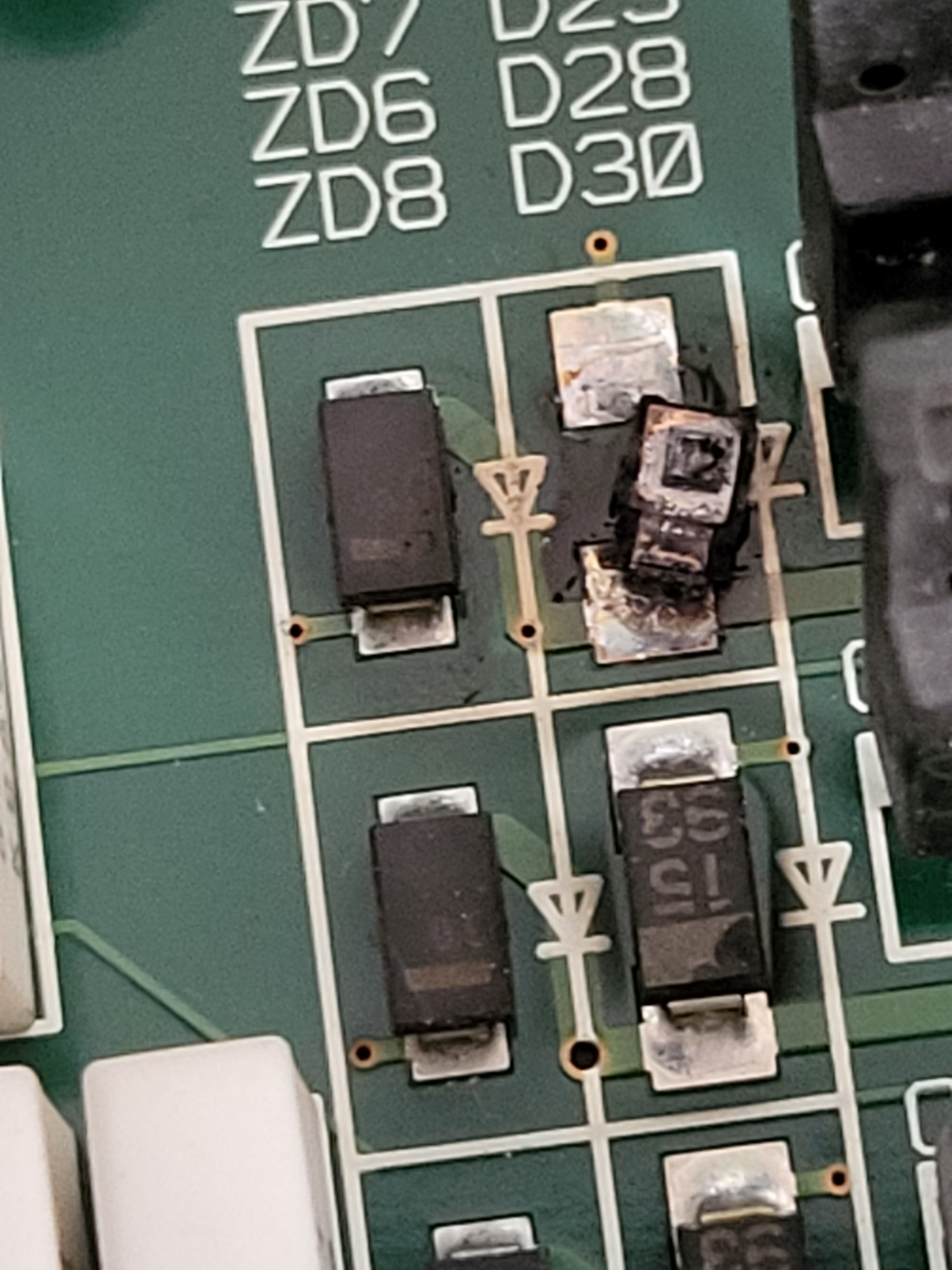 Identyfikacja elementów na płycie I/O: Dioda Zenera ZD30-CL2, MOS FET ...