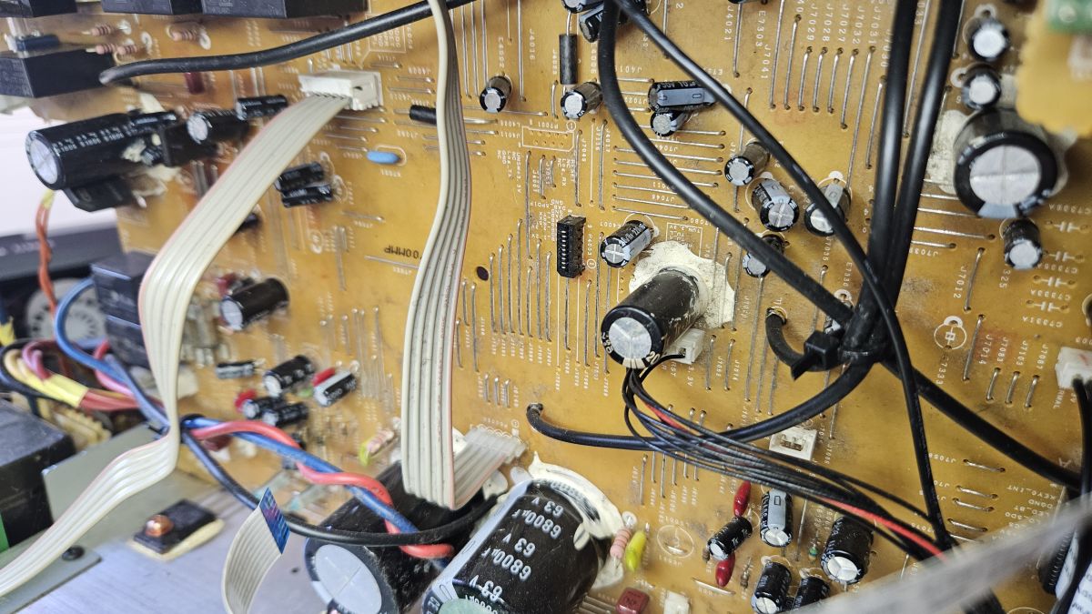 Onkyo TX-8220- brak reakcji przycisków, możliwy problem z EPROM