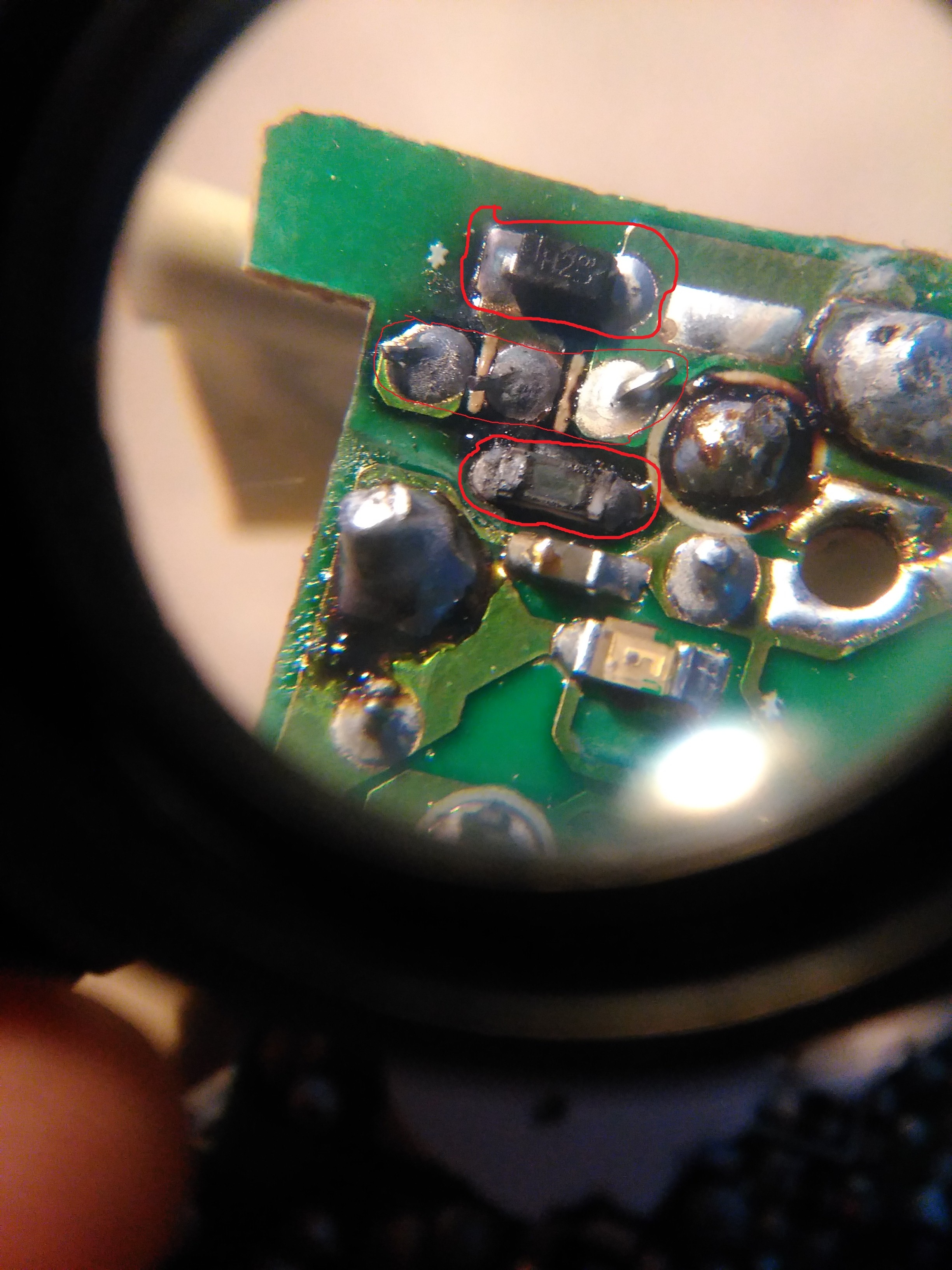 Jakie elementy znajdują się obok układu DS2501 w zasilaczu DELL PA-10?