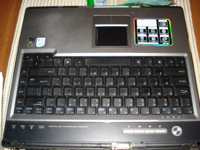 Jak zdjąć obudowę laptopa ASUS A3F po odkręceniu śrubek? Co jeszcze trzyma?