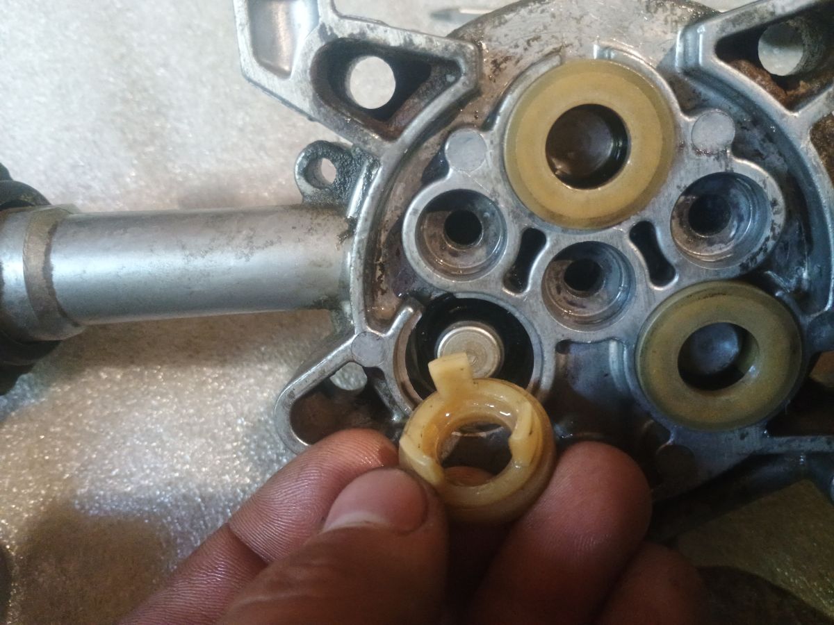 Montaż plastikowych korków z 3 nóżkami w Karcher 520m – która strona do ...