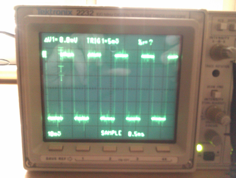 Tektronix 2232 - zwężony obraz po pomiarze napięcia na dzielniku focusa