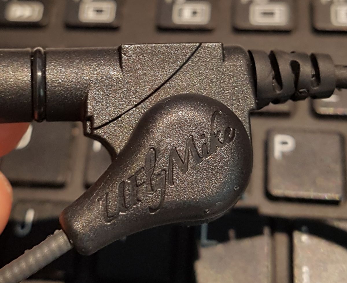 Jak naprawić wyłamany słupek w mikrofonie UFlymike do Bose QC15?