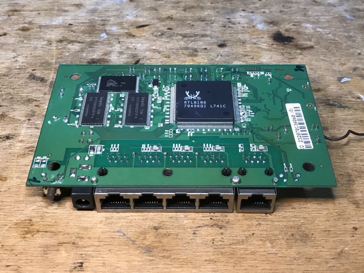 Wnętrze starego routera PANWA2204, co ze środka może się przydać w DIY