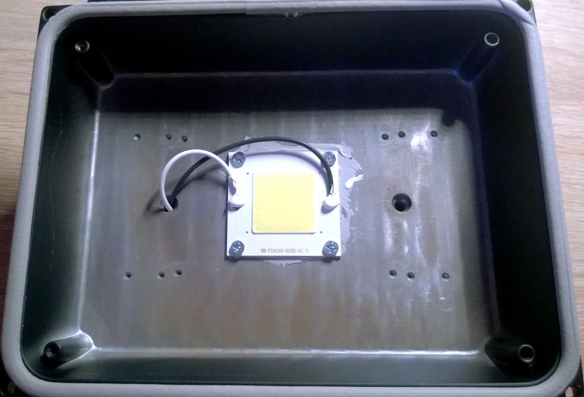 Akumulatorowa lampa robocza YATO YT-82961 – wnętrze urządzenia