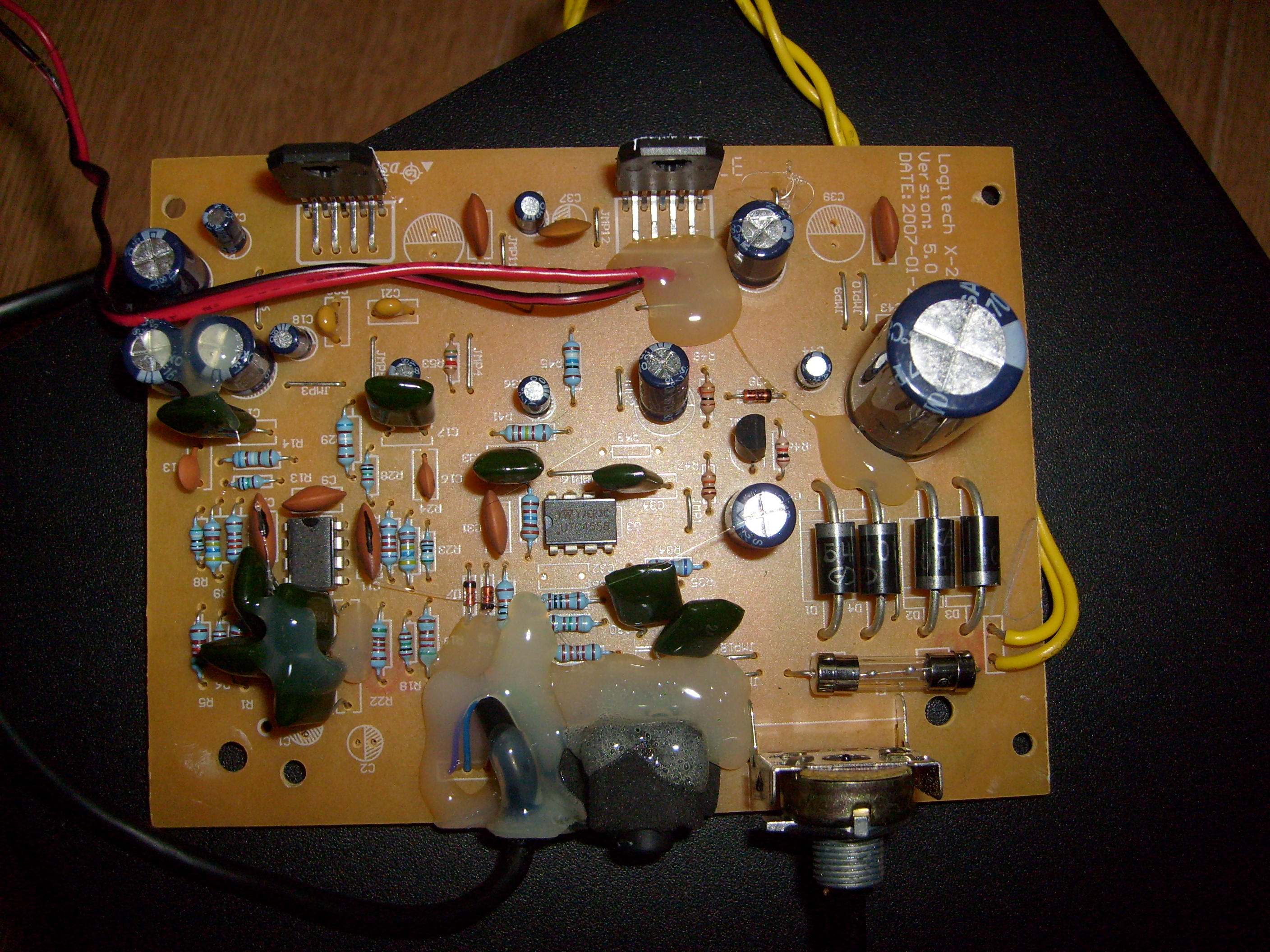 Modyfikacja zestawu głośnikowego 2+1 Logitech X-240