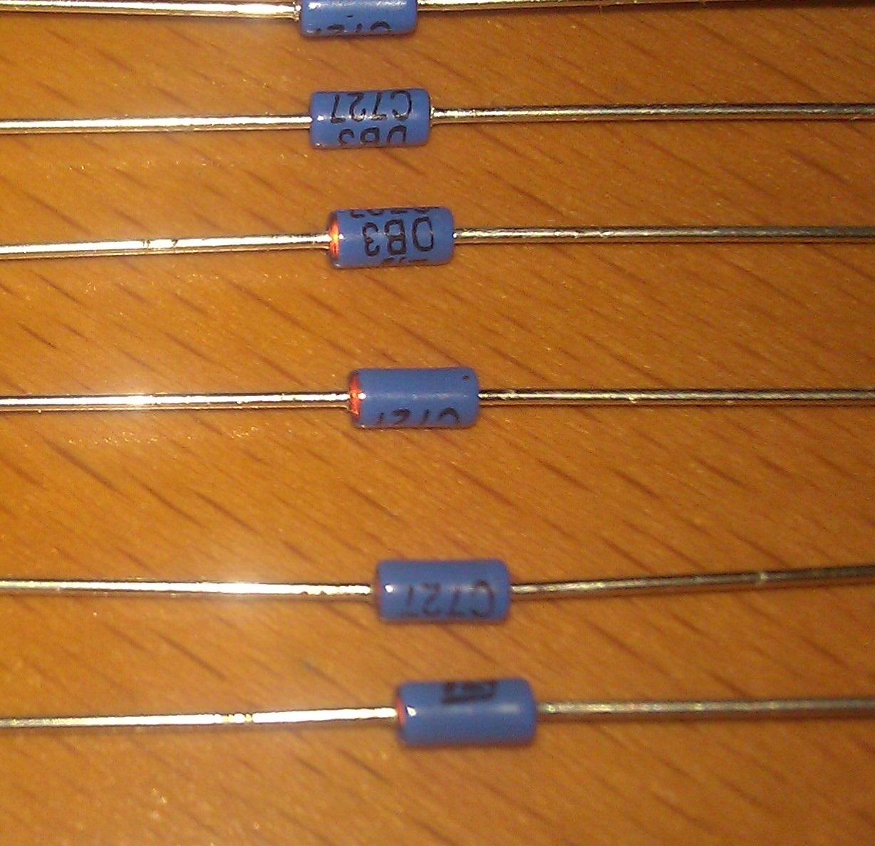 Jak rozpoznać diodę Schottky 1N5818? Brak napięcia w układzie Gretza