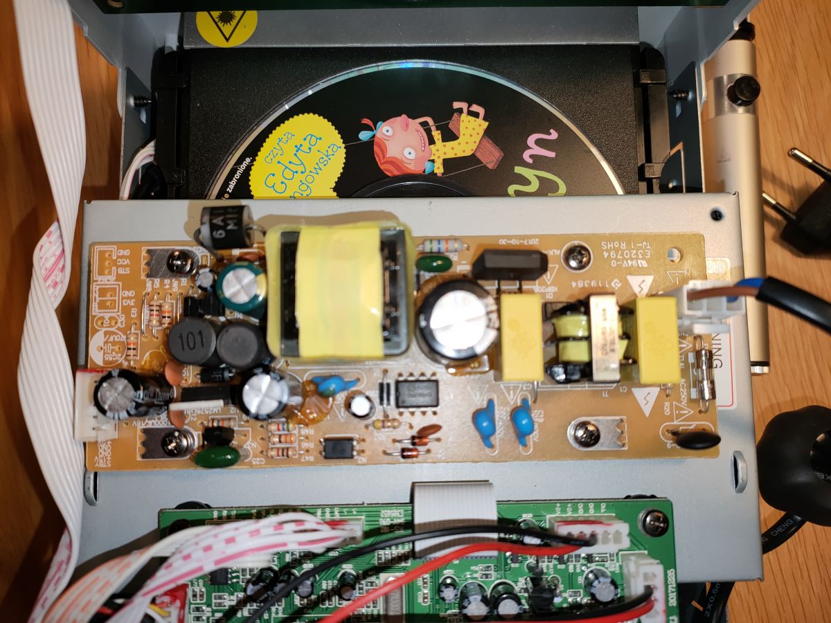 Blaupunkt MS12BT: Nieprawidłowe napięcie i przegrzewanie diody SR560 ...