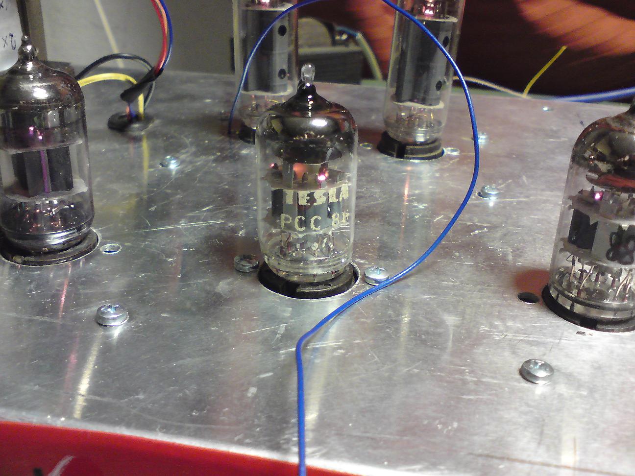 Czy napięcie anodowe 300V jest bezpieczne dla lamp 6P43P-E we wzmacniaczu?