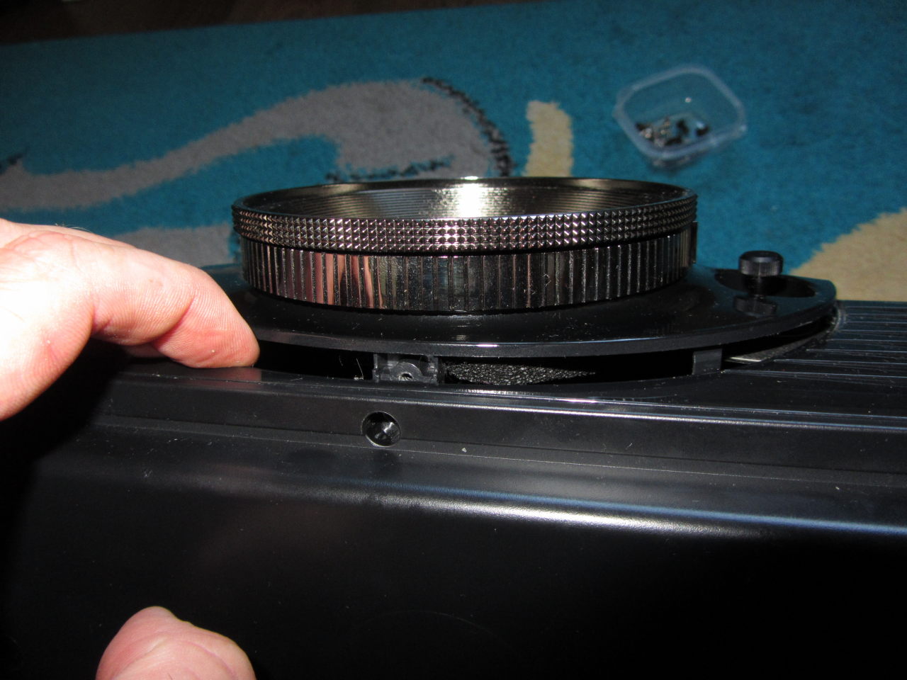 Jak zdjąć obudowę i pierścienie obiektywu w projektorze BenQ SH940/SP890?