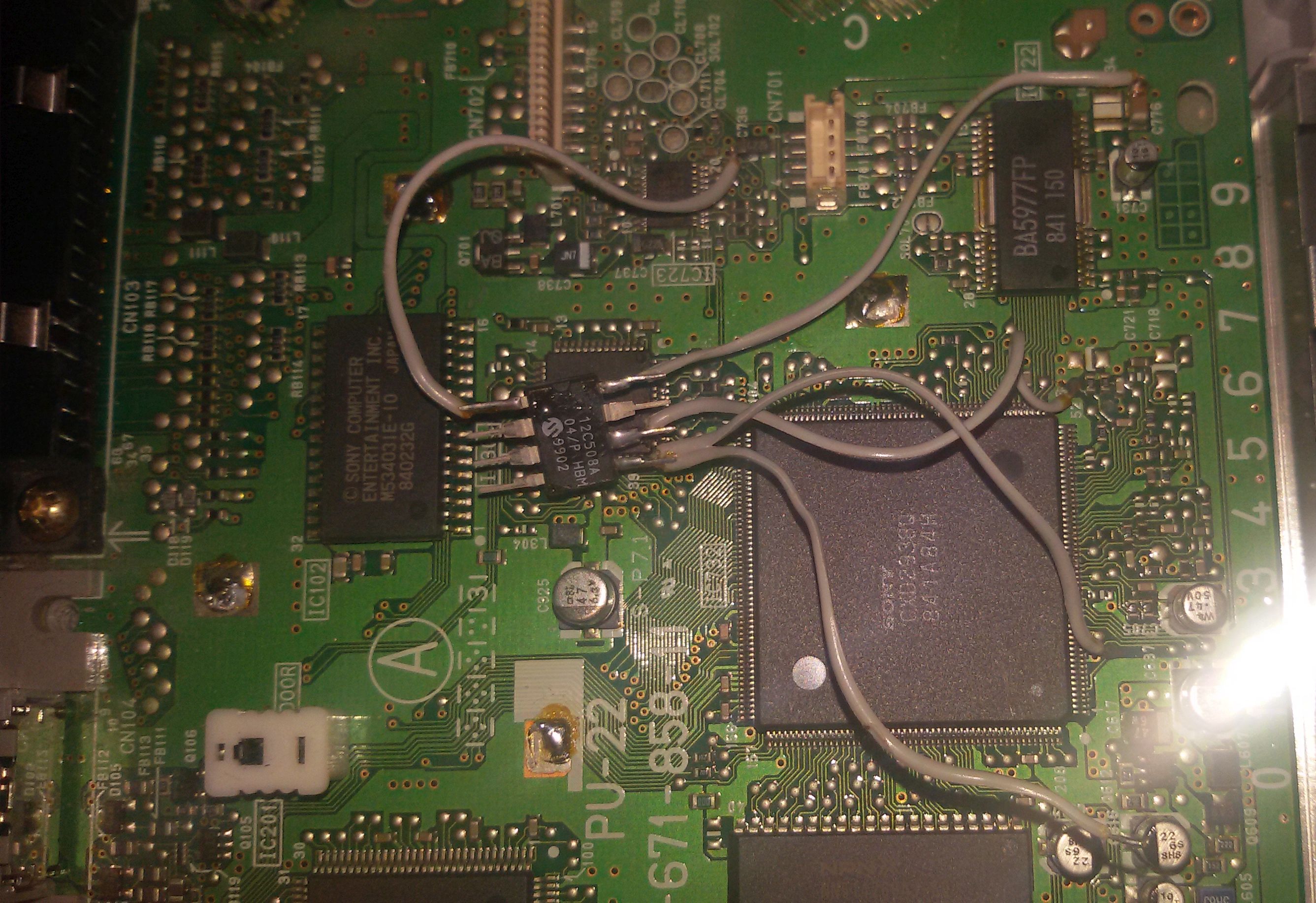 Schemat podłączenia chipu 12C508A do płyty PU-22 w PSX/SCPH-7502 z 1999 ...