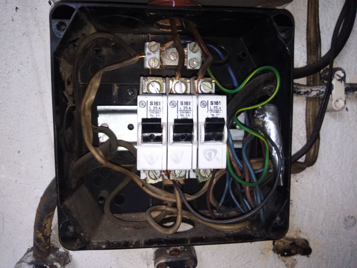 Zdjęcia najlepszych i najgorszych instalacji elektrycznych. - 74