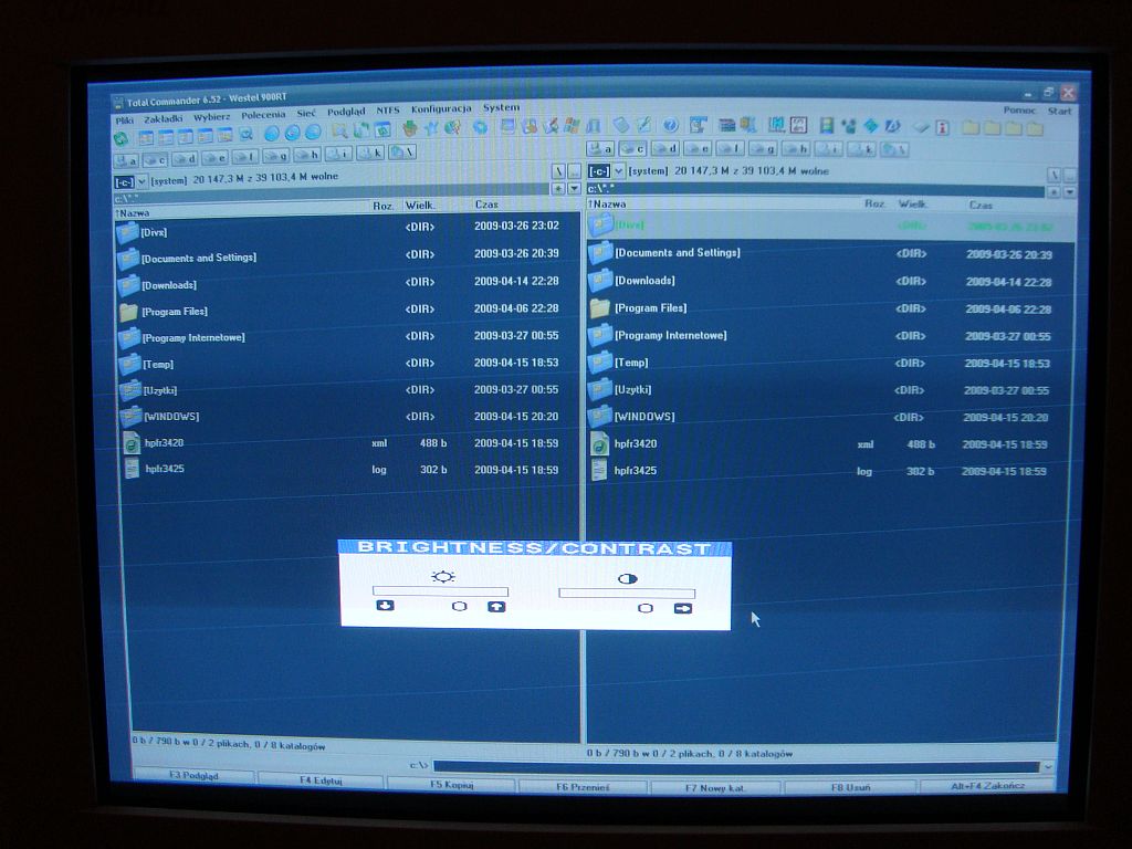Monitor Compaq P900 poziome "skośne" pasy na ekran