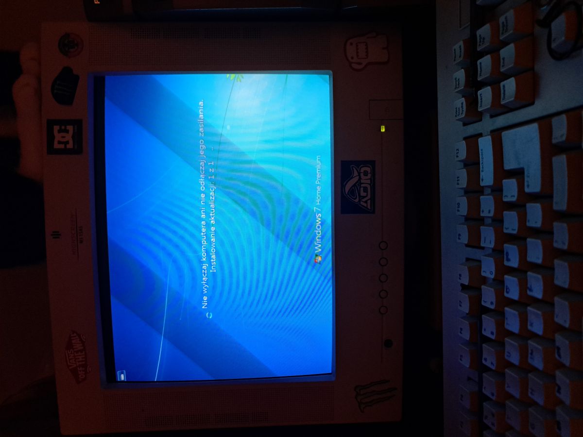 Monitor CRT Highscreen MS 15AS - obraz rozciągnięty i zakrzywiony, jak ...