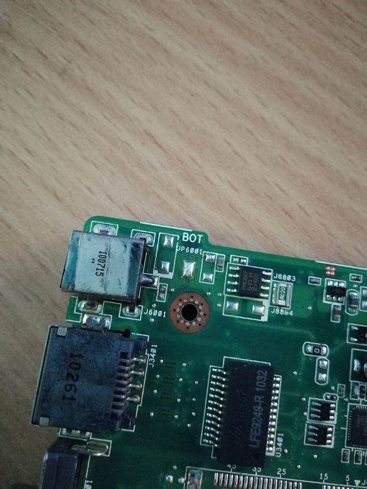 Asus K72J, K72JR rev 2.0 - co to za urwany element na płycie?