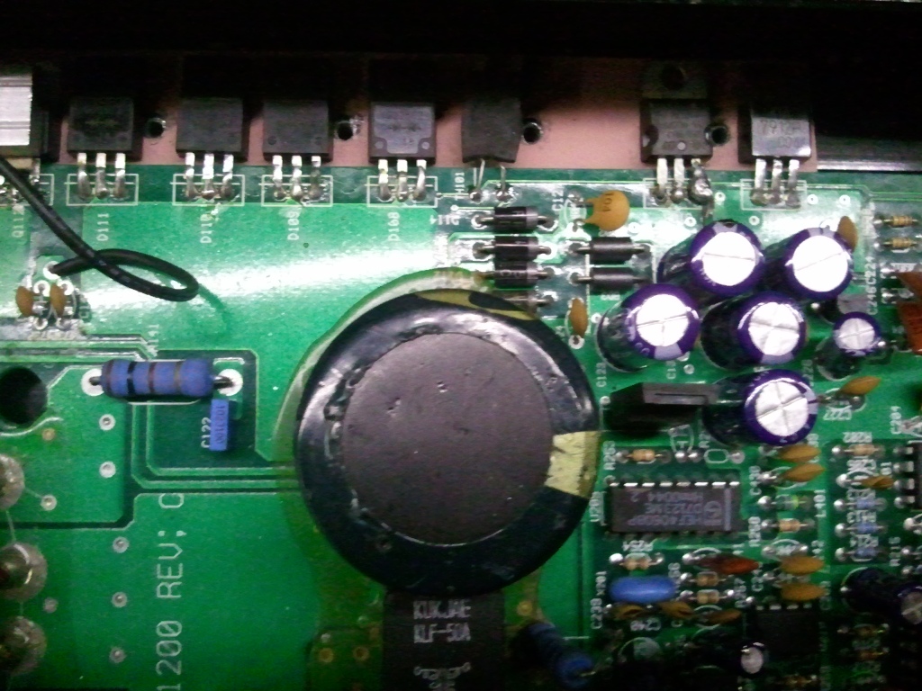 Schemat wzmacniacza Vibe VP4 - stabilizator 7812 się grzeje, brak ...