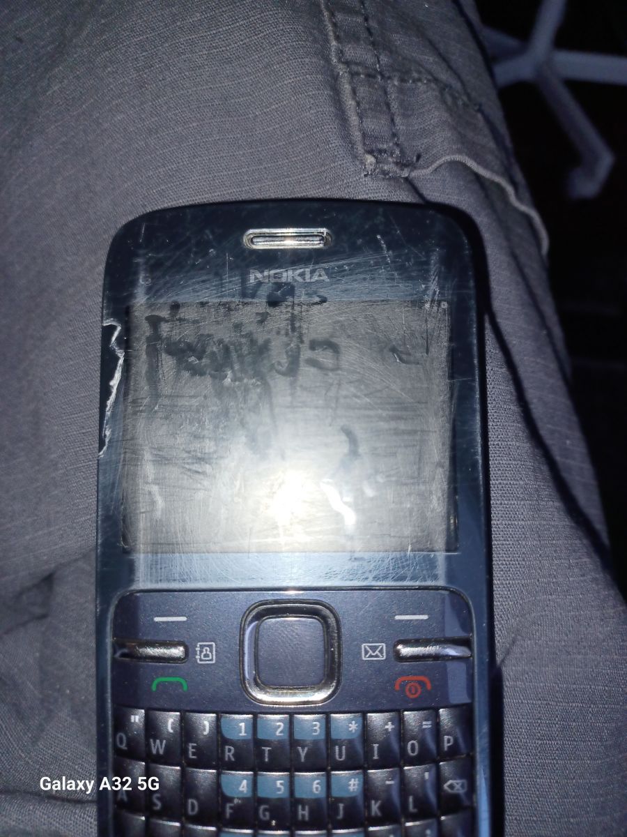 [Rozwiązano] Jak zamaskować rysy na ekranie Nokii C3 po próbie szlifowania?