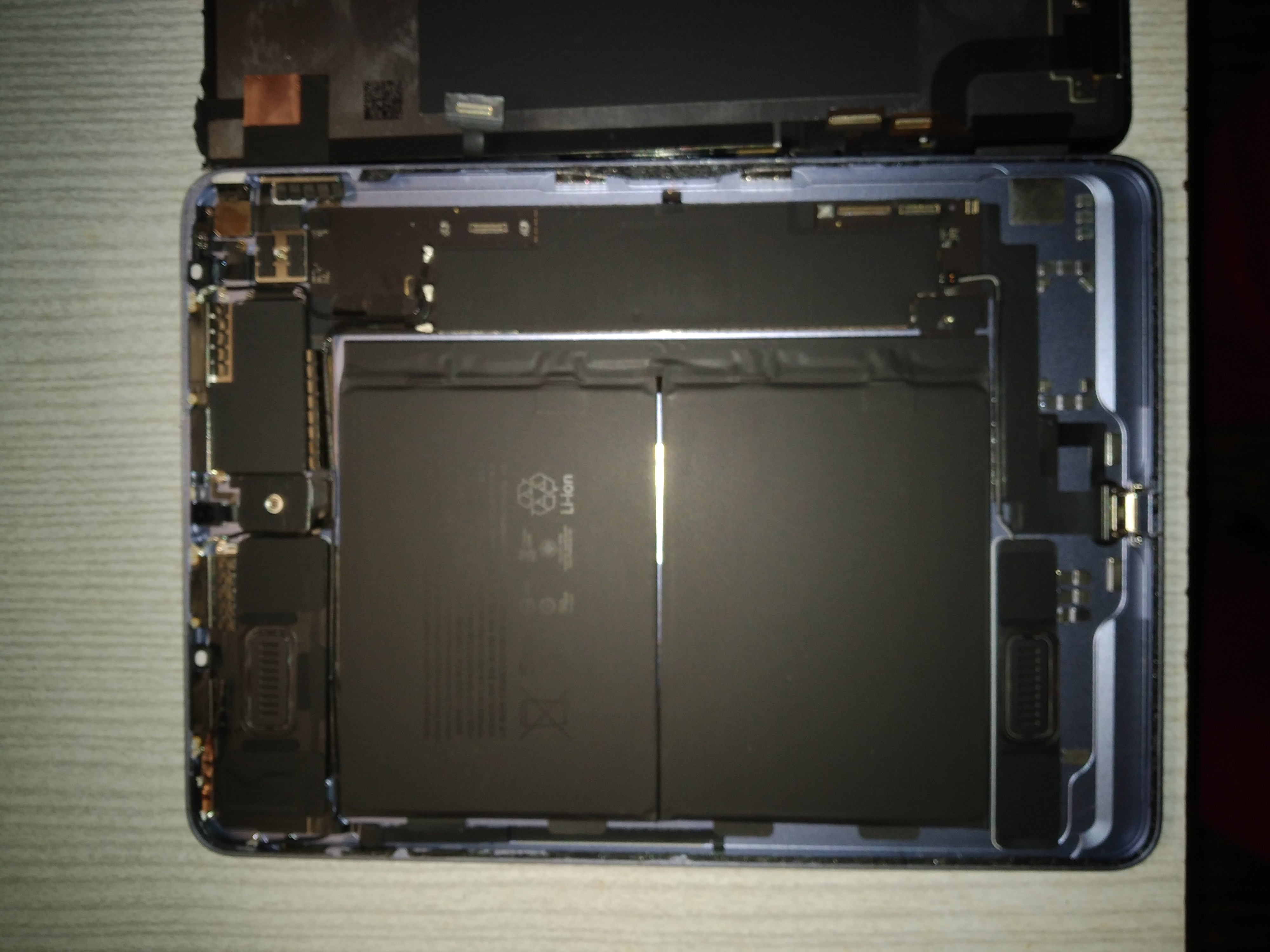 ipad air 5th gen. - a2588 - wnętrze, wyświetlacz, foto do wglądu