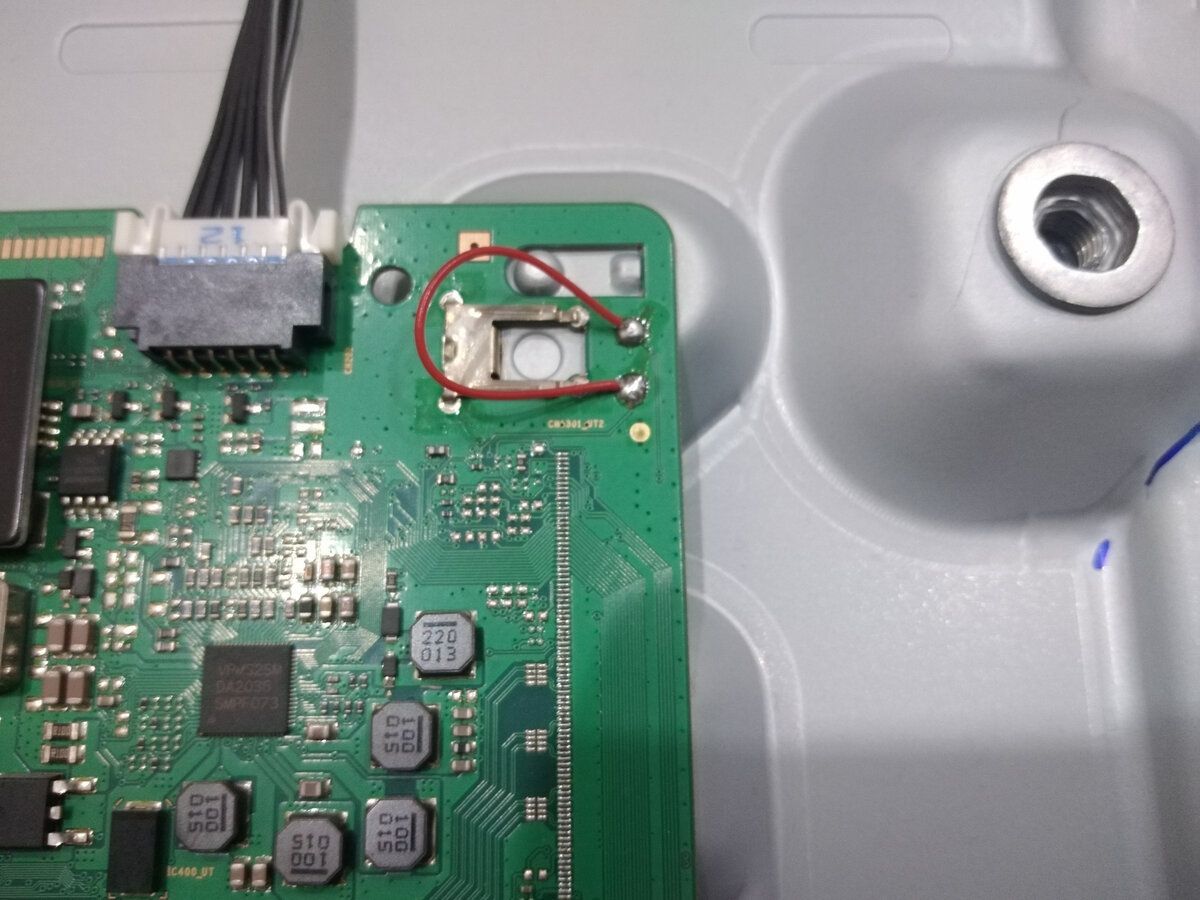Telewizor Samsung QE50Q67AAU restartuje się, brak obrazu