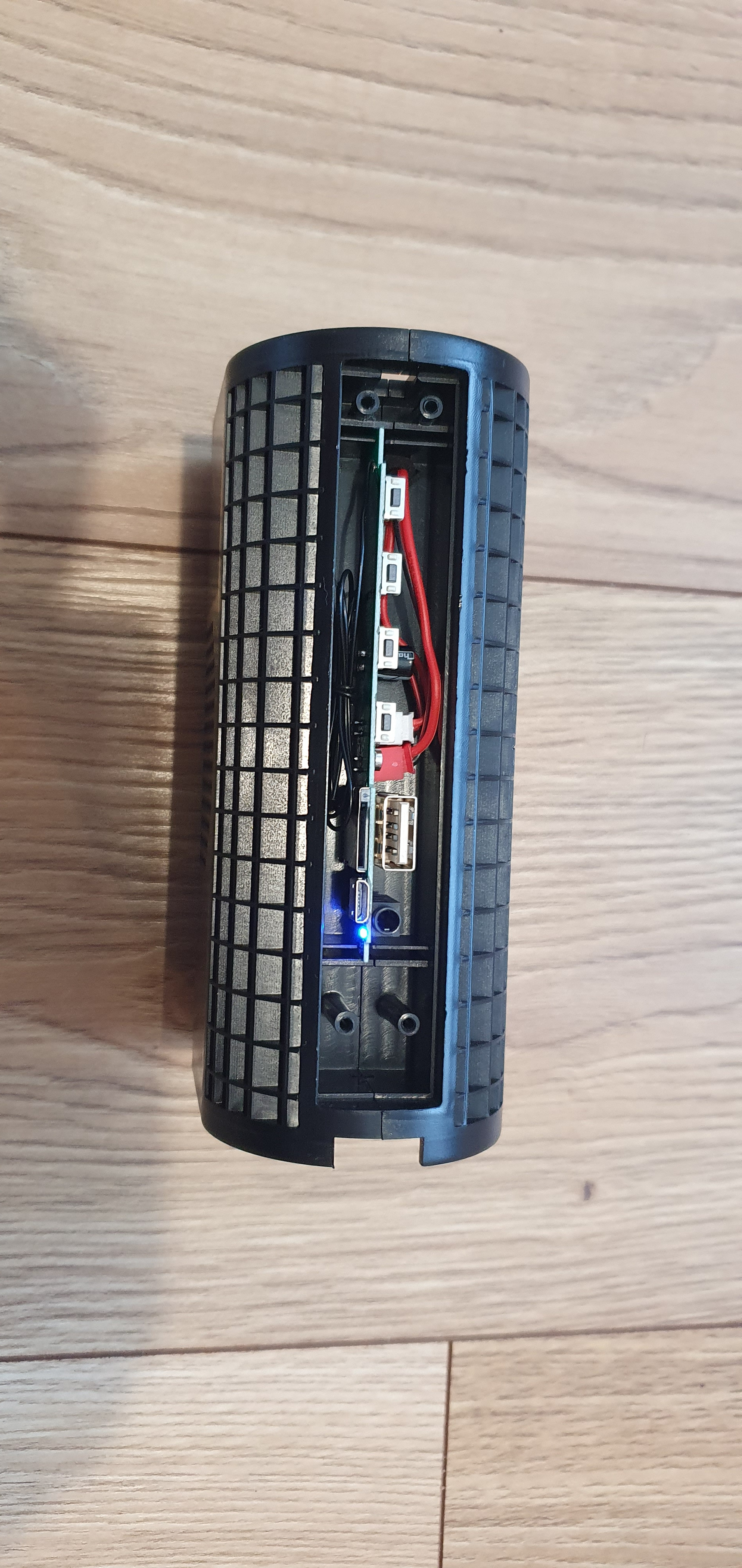 Wnętrze "głośnika" bluetooth Tracer Rave Mini TWS BT