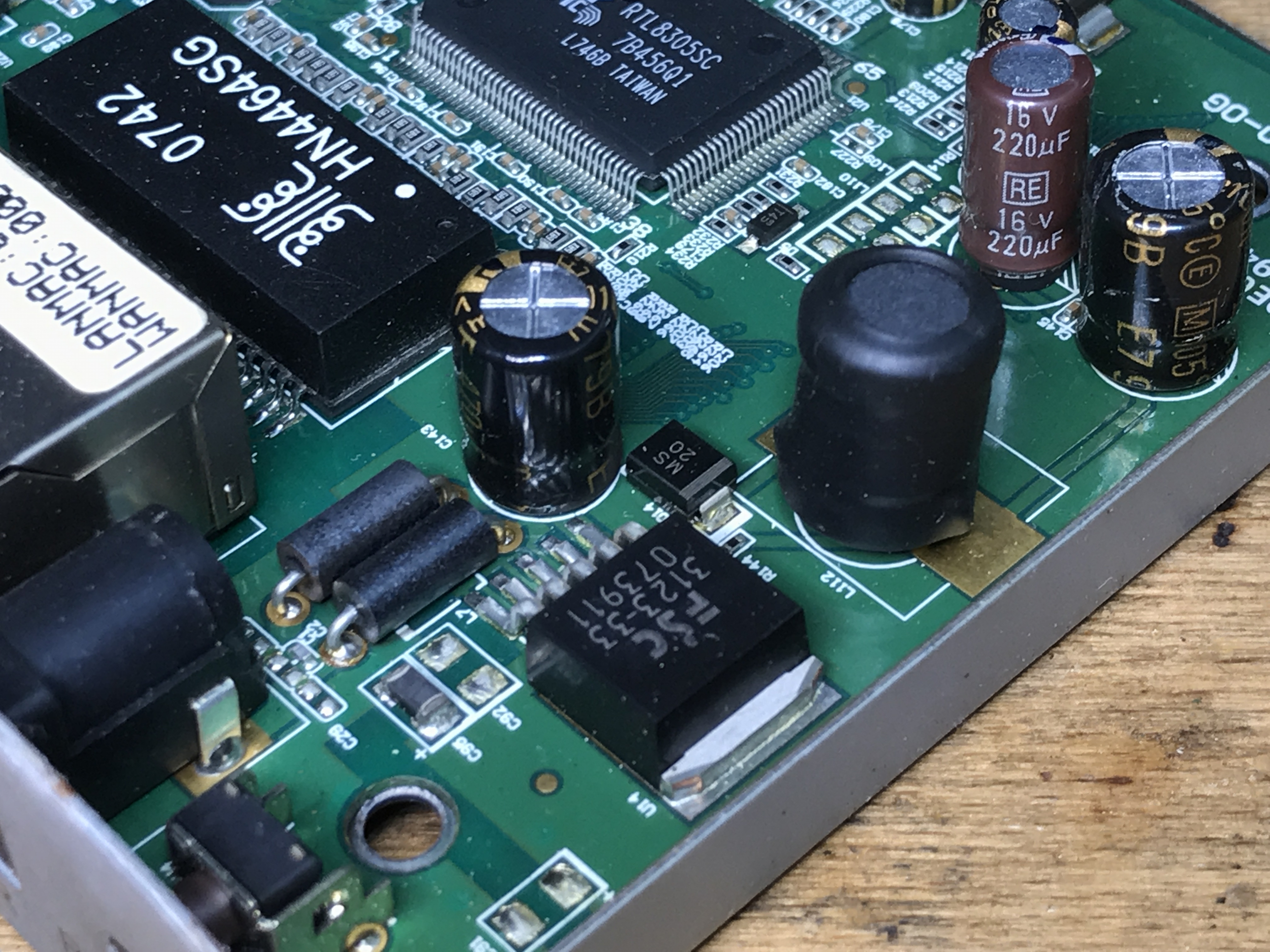 Wnętrze starego routera PANWA2204, co ze środka może się przydać w DIY