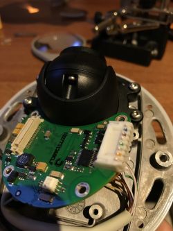 Jak podłączyć skrętkę do kamery AXIS M3114-R M12? Szukam kolejności pinów.