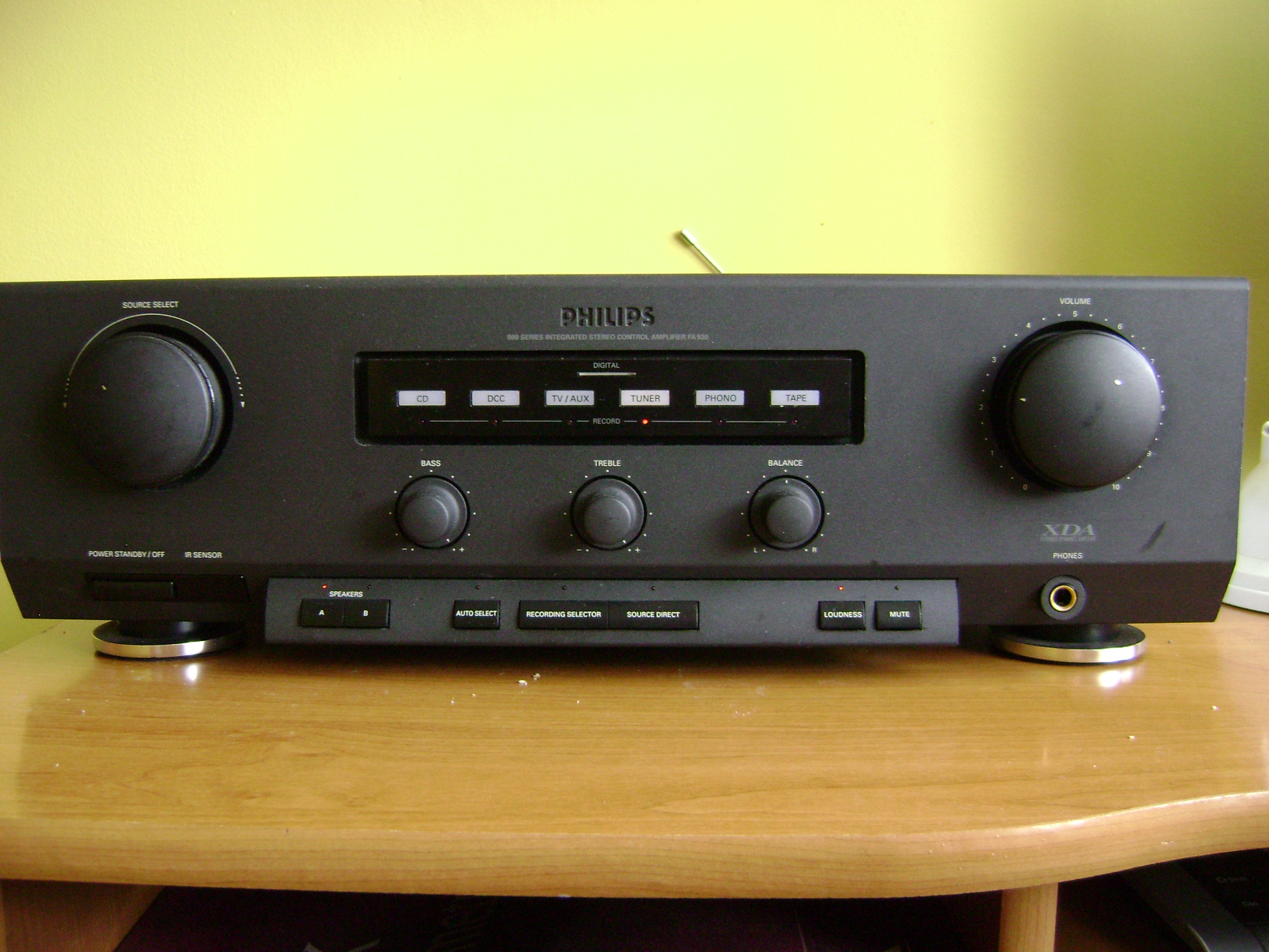 Jak sterować głośnością subwoofera przez wzmacniacz Philips FA-930?