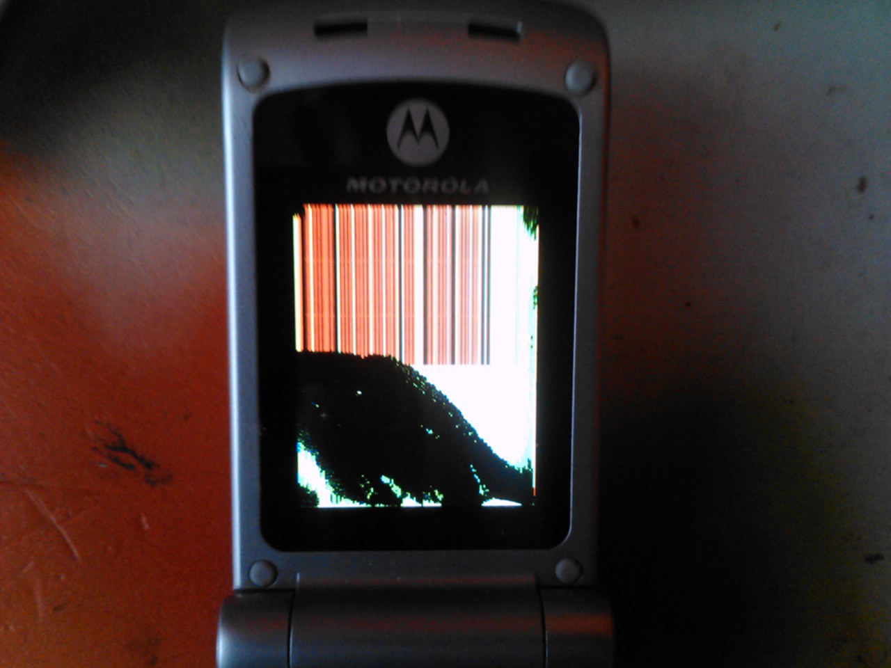Jak wymienić uszkodzony wyświetlacz w Motorola W377 po upadku?