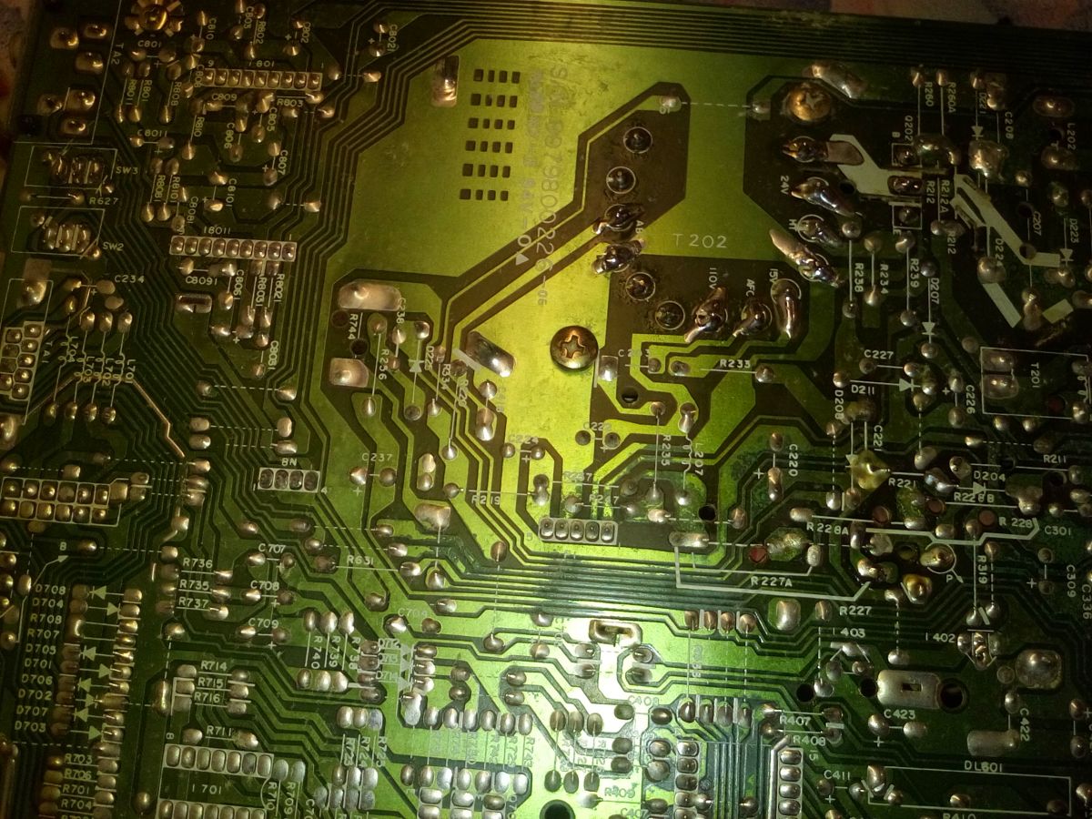 [Rozwiązano] Monitor Commodore 1084S-D2 - trzaski po włączeniu po kilku ...