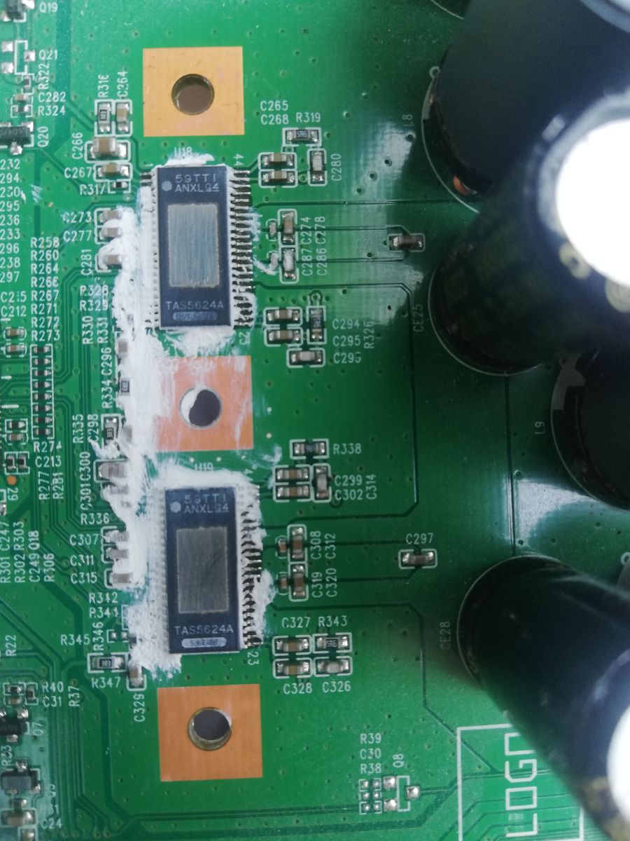 Kolumna Philips NX4 wyłącza się przy mocniejszej muzyce - co robić?