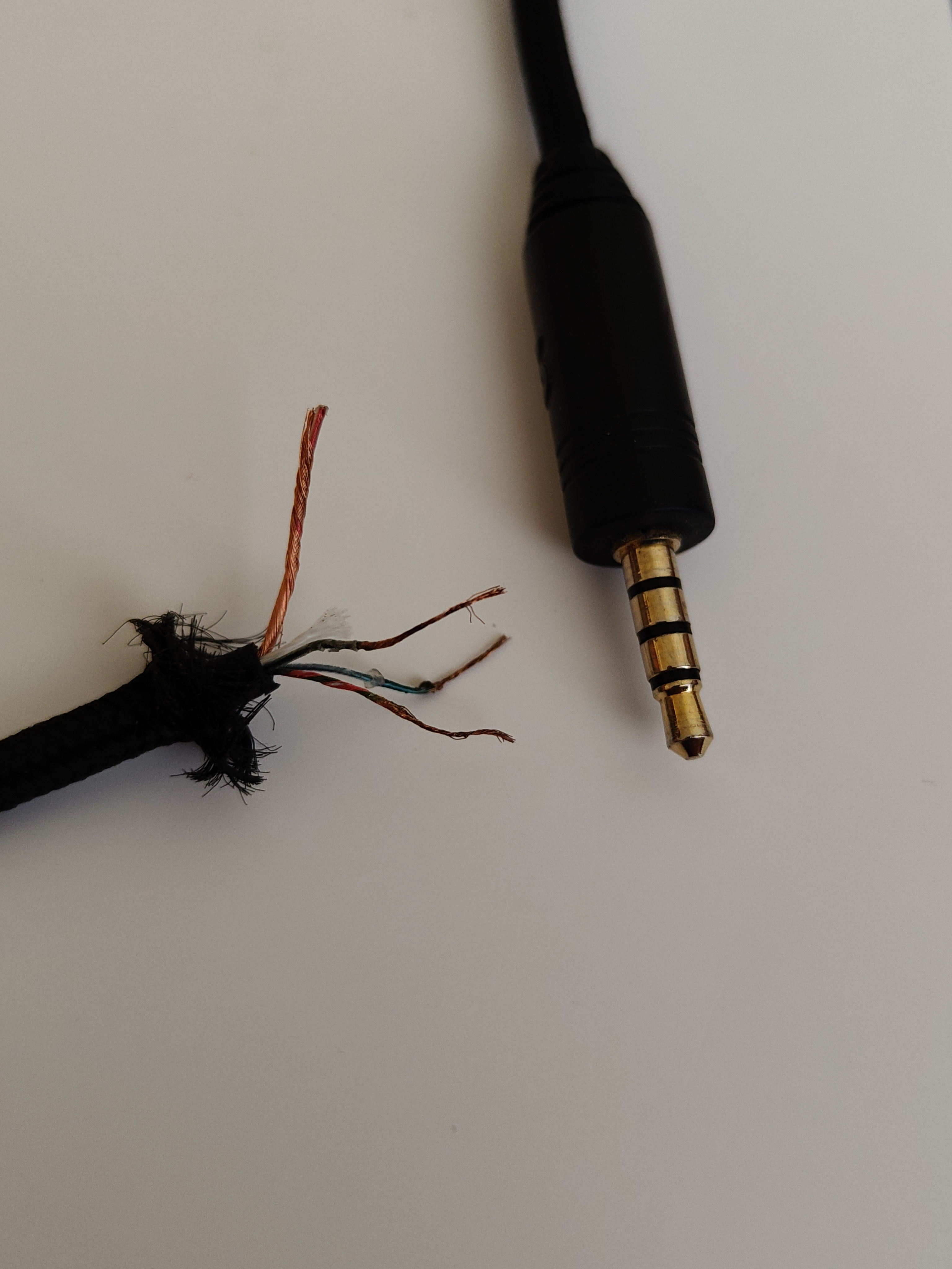 Jak podłączyć przewody w mini Jack w słuchawkach z mikrofonem