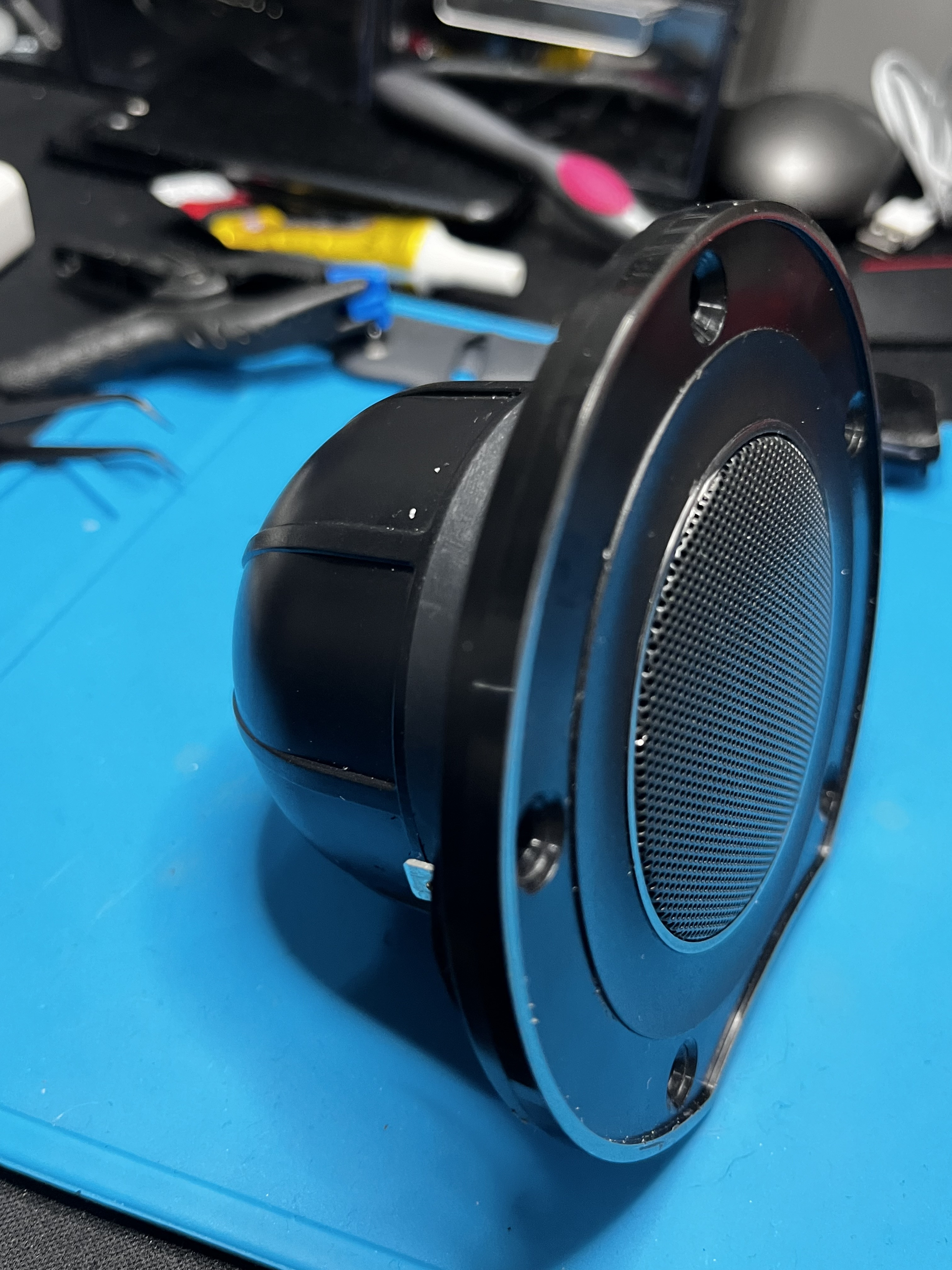 Jak otworzyć tweeter w Monitor Audio Silver RX8 do naprawy?